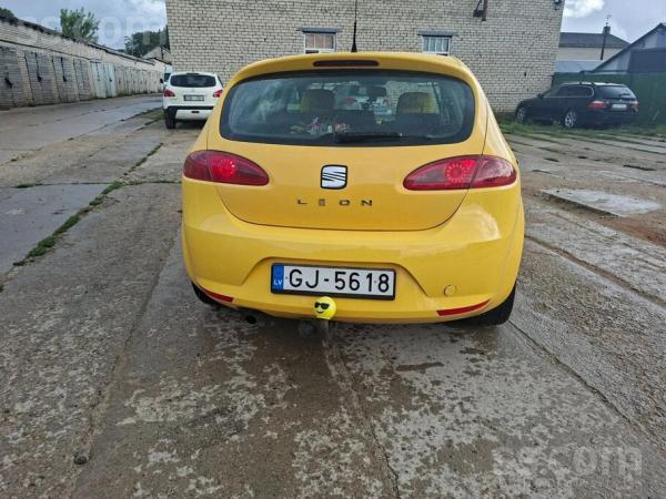 SEAT Leon 2007 in Kuldiga on AUTOMOTO.COM.LV Yellow SEAT Leon 2007 in Kuldiga, with an engine capacity of 1.60 L and mileage of 274 thousand km for 1600 €, photo 4 on AUTOMOTO.COM.LV
