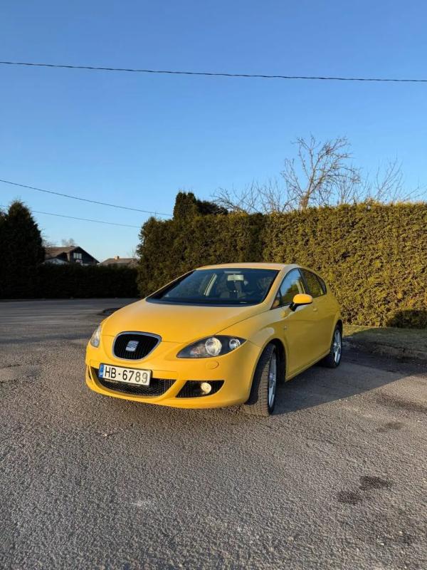Yellow SEAT Leon 2008 in Riga, with an engine capacity of 2.00 L and mileage of 315 thousand km for 2400 €, photo 1 on AUTOMOTO.COM.LV