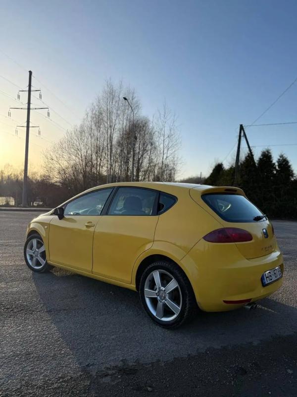 Yellow SEAT Leon 2008 in Riga, with an engine capacity of 2.00 L and mileage of 315 thousand km for 2400 €, photo 6 on AUTOMOTO.COM.LV