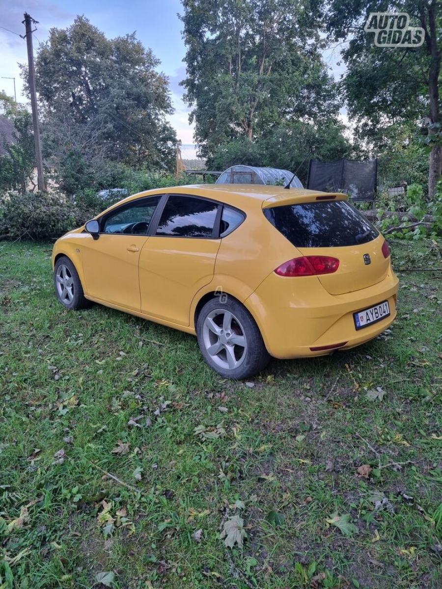 Yellow SEAT Leon 2010 in Panevezys, with an engine capacity of 1.60 L and mileage of 331 thousand km for 1700 €, photo 5 on AUTOMOTO.COM.LV