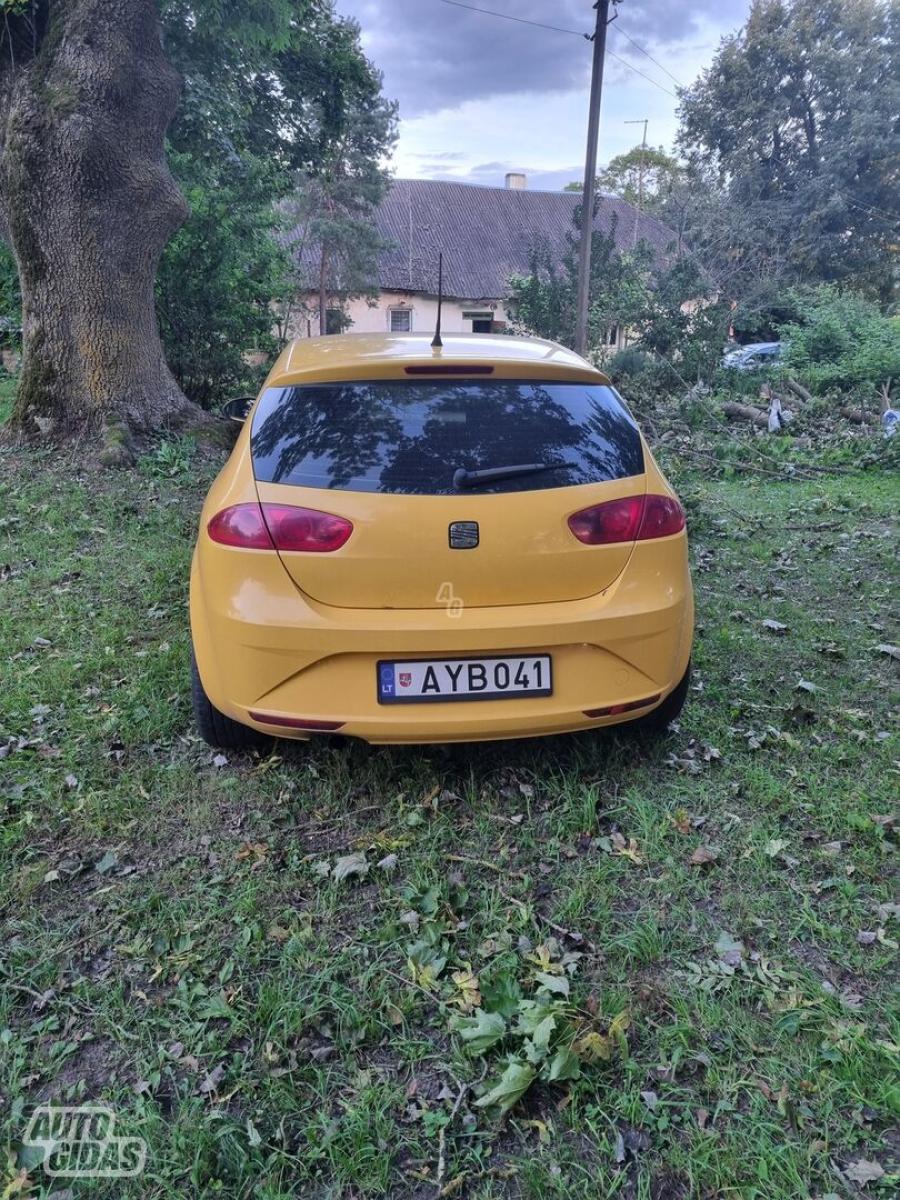 Yellow SEAT Leon 2010 in Panevezys, with an engine capacity of 1.60 L and mileage of 331 thousand km for 1700 €, photo 6 on AUTOMOTO.COM.LV