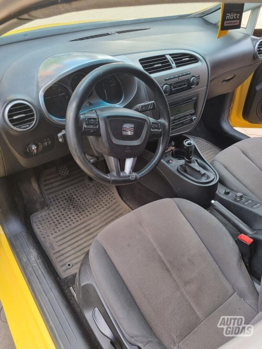 Yellow SEAT Leon 2010 in Panevezys, with an engine capacity of 1.60 L and mileage of 331 thousand km for 1700 €, photo 9 on AUTOMOTO.COM.LV
