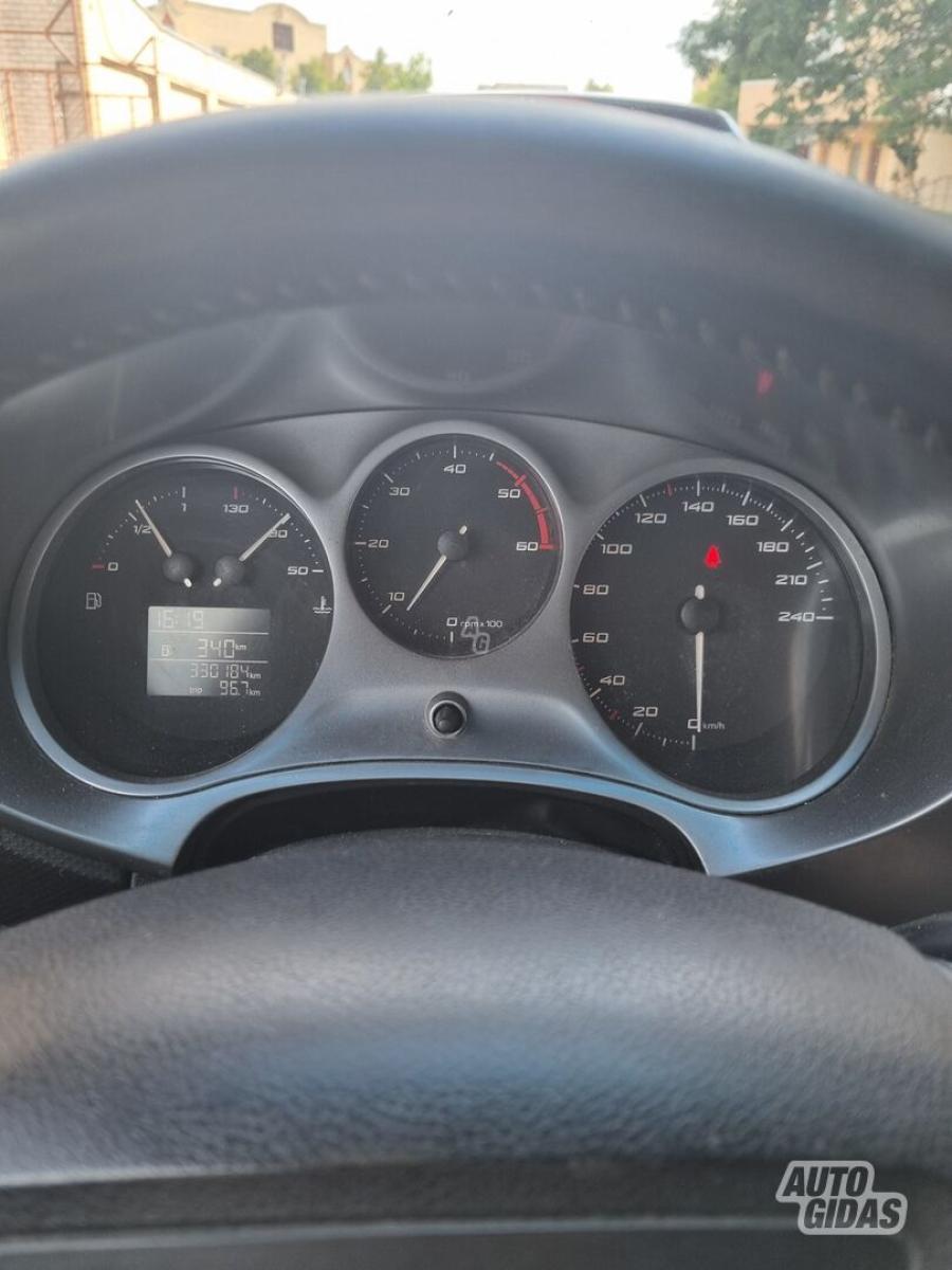 Yellow SEAT Leon 2010 in Panevezys, with an engine capacity of 1.60 L and mileage of 331 thousand km for 1700 €, photo 12 on AUTOMOTO.COM.LV
