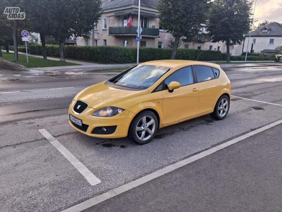 Yellow SEAT Leon 2011 in Vilnius, with an engine capacity of 1.60 L and mileage of 335 thousand km for 2000 €, photo 1 on AUTOMOTO.COM.LV