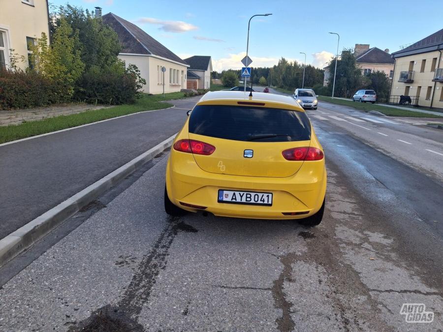 Yellow SEAT Leon 2011 in Vilnius, with an engine capacity of 1.60 L and mileage of 335 thousand km for 2000 €, photo 7 on AUTOMOTO.COM.LV