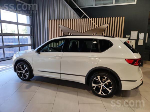 White SEAT Tarraco 2023 in Valmiera, with an engine capacity of 2.00 L and mileage of 50 thousand km for 28800 €, photo 1 on AUTOMOTO.COM.LV