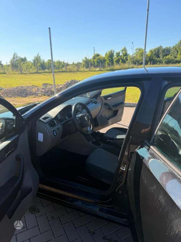 Black SEAT Toledo 2013 in Elektrenai, with an engine capacity of 1.60 L and mileage of 361 thousand km for 3450 €, photo 4 on AUTOMOTO.COM.LV