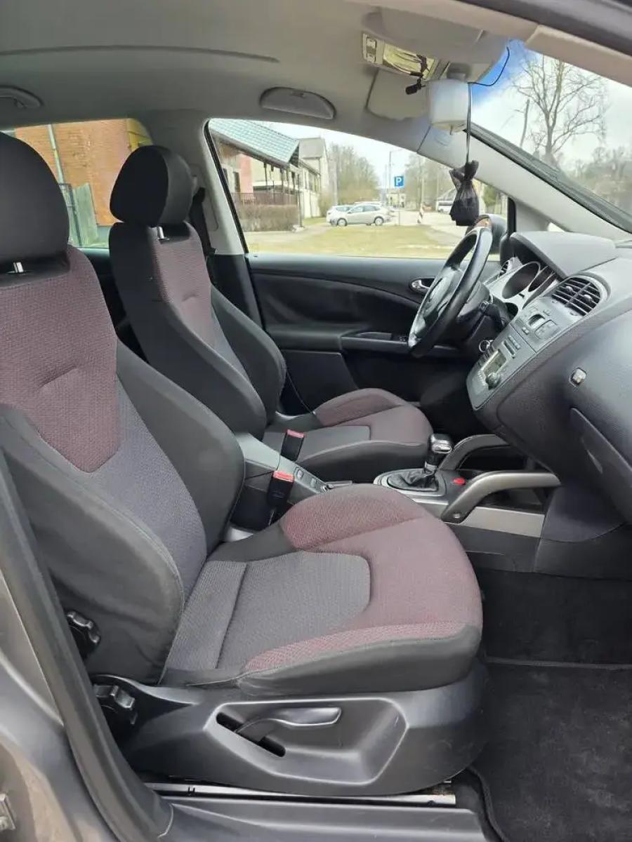 Pelēks SEAT Toledo 2004 Ventspils, ar dzinēja tilpumu 2.00 L un nobraukumu 229 tūkst. km par 1500 €, foto 15 vietnē AUTOMOTO.COM.LV