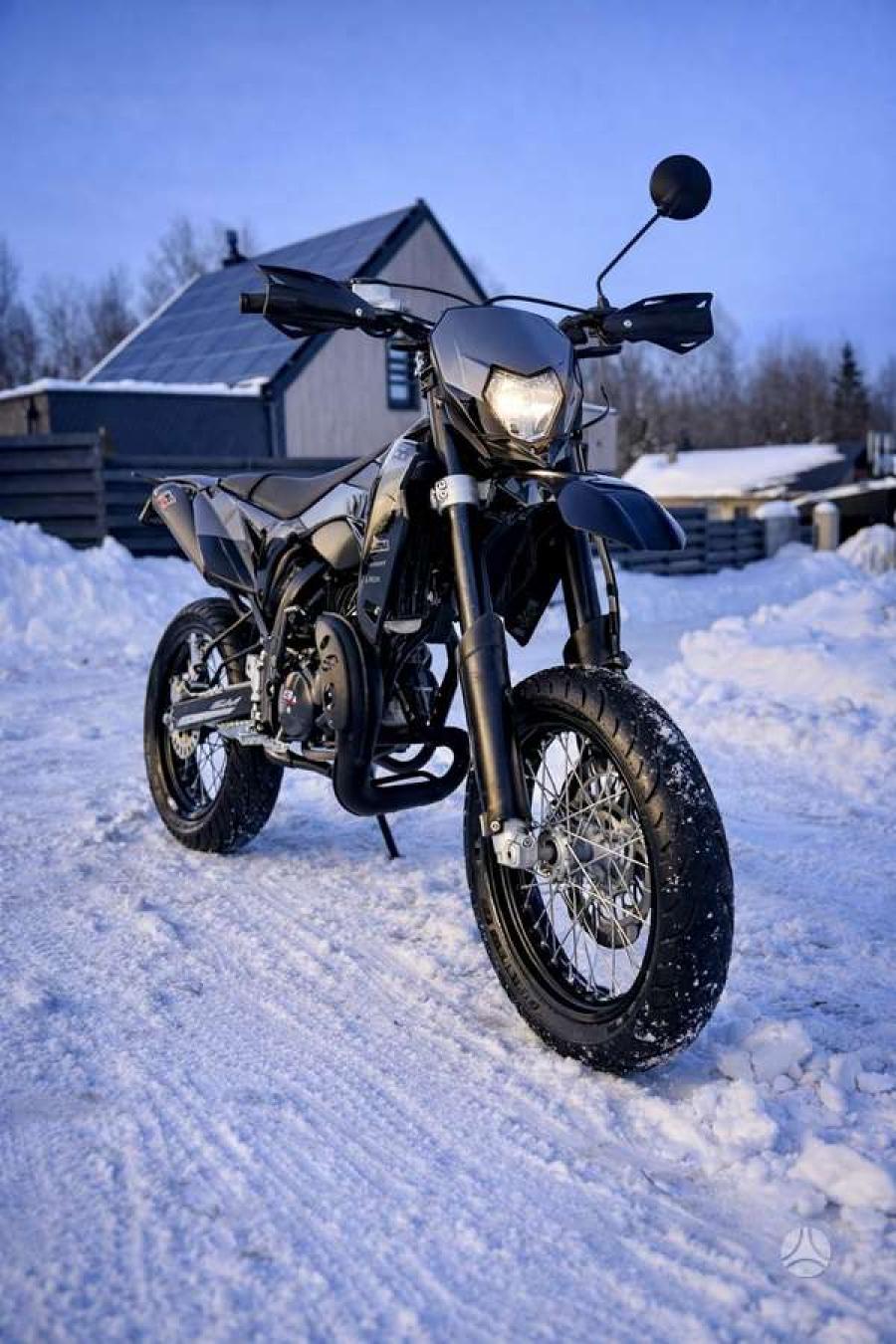 Melns Sherco 50 SM-RS 2024 Telšiai, ar dzinēja tilpumu 50.00 L un nobraukumu 8 tūkst. km par 2300 €, foto 1 vietnē AUTOMOTO.COM.LV
