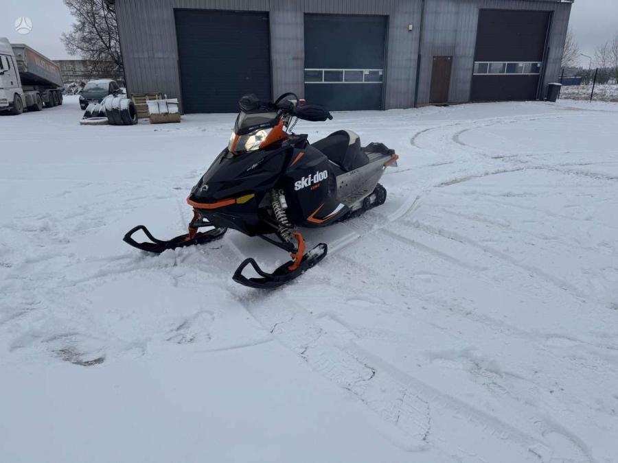 Melns Ski Doo Lynx 2012 Telšiai, ar dzinēja tilpumu 0.80 L un nobraukumu 3 tūkst. km par 3950 €, foto 2 vietnē AUTOMOTO.COM.LV