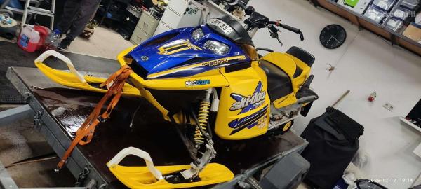 Dzeltens Ski Doo MXZ 2004 Raseiniai, ar dzinēja tilpumu 0.80 L un nobraukumu 666 tūkst. km par 2500 €, foto 1 vietnē AUTOMOTO.COM.LV