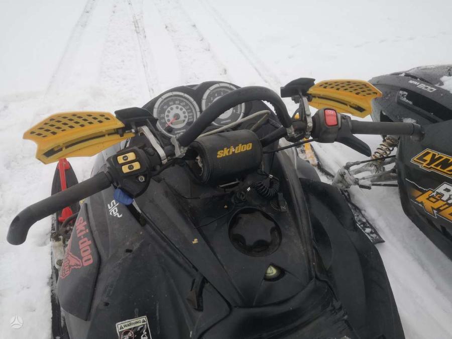 Ski Doo Summit 2005 Tauragė, ar dzinēja tilpumu 0.50 L un nobraukumu 1 tūkst. km par 1000 €, foto 3 vietnē AUTOMOTO.COM.LV