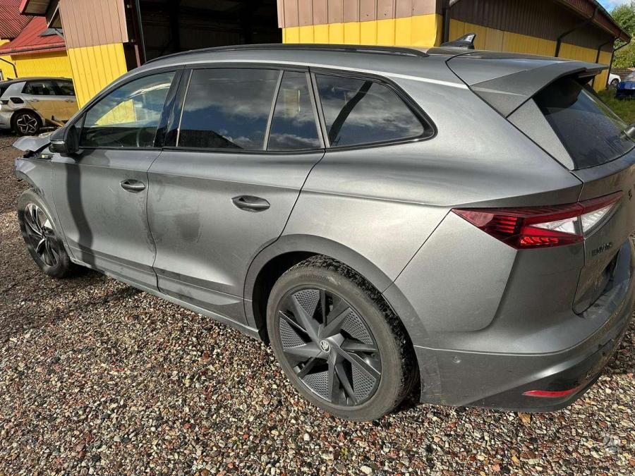 Pelēks Skoda Enyaq 2024 Klaipėda, ar dzinēja tilpumu 0.00 L un nobraukumu 44 tūkst. km par 18900 €, foto 4 vietnē AUTOMOTO.COM.LV