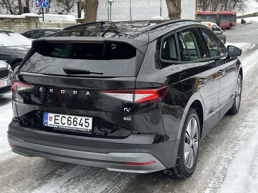 Black Skoda Enyaq iV 2023 in Vilnius, with an engine capacity of 0.00 L and mileage of 12 thousand km for 26000 €, photo 5 on AUTOMOTO.COM.LV