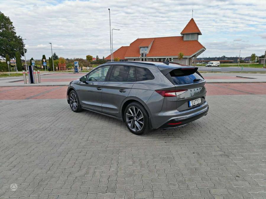 Pelēks Skoda Enyaq iV 2023 Klaipėda, ar dzinēja tilpumu 0.00 L un nobraukumu 32 tūkst. km par 28750 €, foto 3 vietnē AUTOMOTO.COM.LV