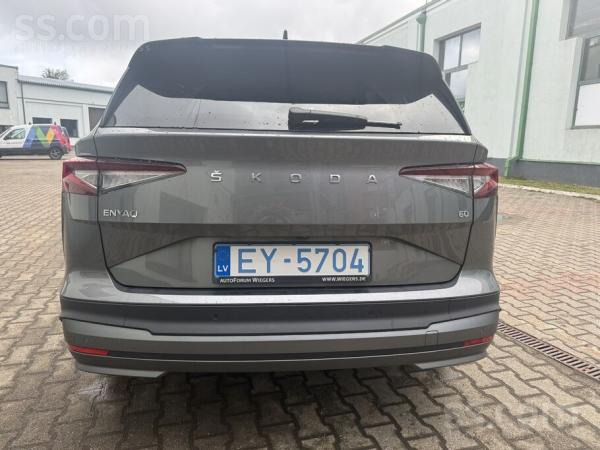 Pelēks Skoda Enyaq iV 2024 Rīga, ar dzinēja tilpumu 0.00 L un nobraukumu 0 tūkst. km par 30500 €, foto 5 vietnē AUTOMOTO.COM.LV