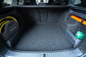 Balts Skoda Enyaq iV 2024 Rīga, ar dzinēja tilpumu 0.00 L un nobraukumu 14 tūkst. km par 43500 €, foto 36 vietnē AUTOMOTO.COM.LV