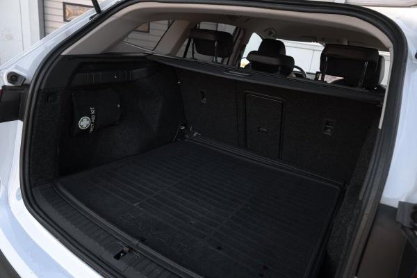 White Skoda Enyaq 2021 in Jelgava, with an engine capacity of 0.00 L and mileage of 128 thousand km for 26450 €, photo 11 on AUTOMOTO.COM.LV