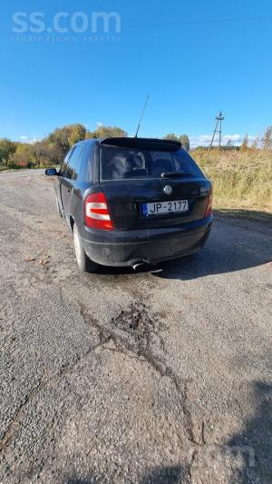 Black Skoda Fabia 2006 in Dobele, with an engine capacity of 1.90 L and mileage of 303 thousand km for 1100 €, photo 3 on AUTOMOTO.COM.LV
