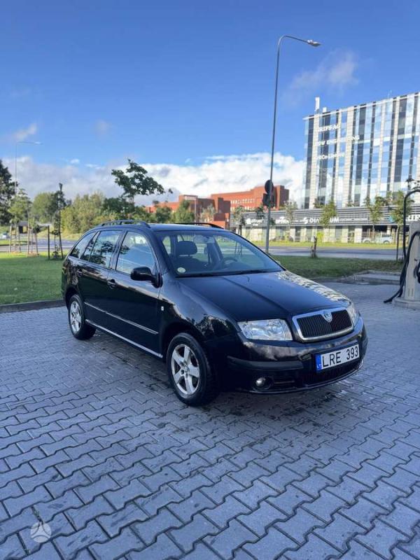 Black Skoda Fabia 2006 in Vilnius, with an engine capacity of 1.42 L and mileage of 334 thousand km for 1000 €, photo 1 on AUTOMOTO.COM.LV