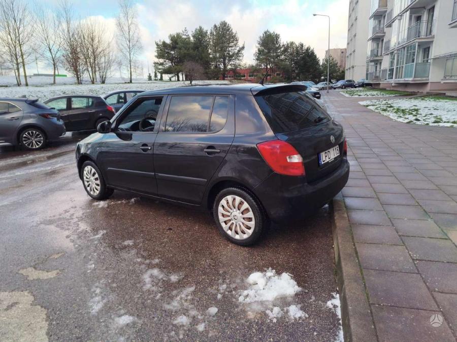 Melns Skoda Fabia 2009 Viļņa, ar dzinēja tilpumu 1.20 L un nobraukumu 182 tūkst. km par 1600 €, foto 7 vietnē AUTOMOTO.COM.LV