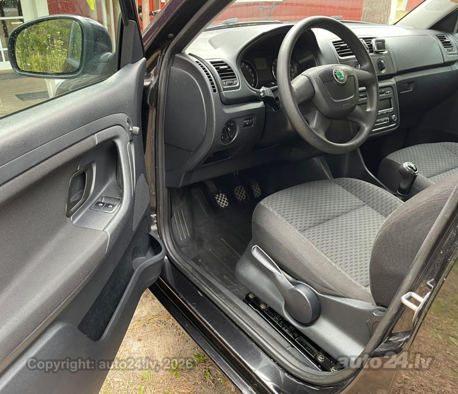 Black Skoda Fabia 2011 in Tallinn, with an engine capacity of 1.20 L and mileage of 251 thousand km for 2500 €, photo 11 on AUTOMOTO.COM.LV