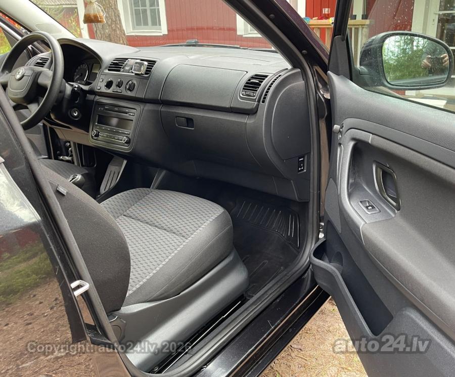 Black Skoda Fabia 2011 in Tallinn, with an engine capacity of 1.20 L and mileage of 251 thousand km for 2500 €, photo 12 on AUTOMOTO.COM.LV