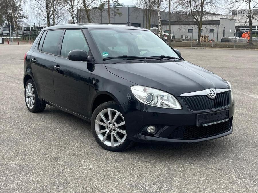 Black Skoda Fabia 2014 in Marijampole, with an engine capacity of 1.20 L and mileage of 233 thousand km for 2650 €, photo 1 on AUTOMOTO.COM.LV