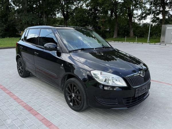 Black Skoda Fabia 2014 in Rokiskis, with an engine capacity of 1.20 L and mileage of 69 thousand km for 4299 €, photo 3 on AUTOMOTO.COM.LV