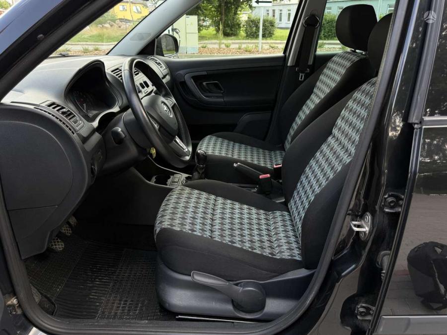 Black Skoda Fabia 2014 in Rokiskis, with an engine capacity of 1.20 L and mileage of 69 thousand km for 4299 €, photo 9 on AUTOMOTO.COM.LV