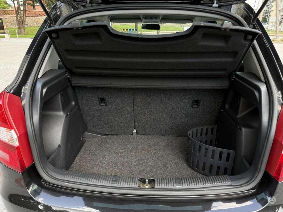 Black Skoda Fabia 2014 in Rokiskis, with an engine capacity of 1.20 L and mileage of 69 thousand km for 4299 €, photo 12 on AUTOMOTO.COM.LV