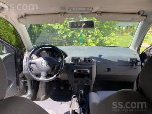 Black Skoda Fabia 2004 in Riga, with an engine capacity of 1.40 L and mileage of 273 thousand km for 1450 €, photo 6 on AUTOMOTO.COM.LV