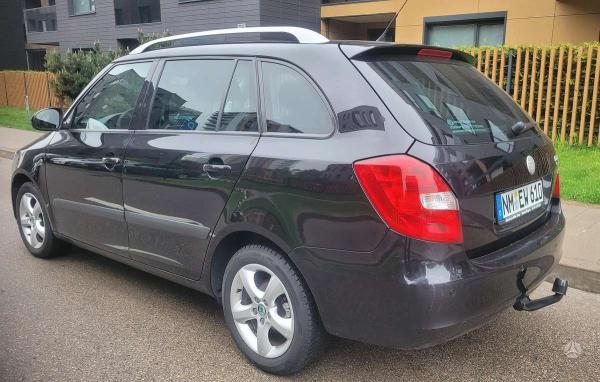 Black Skoda Fabia 2009 in Vilnius, with an engine capacity of 1.60 L and mileage of 196 thousand km for 3888 €, photo 2 on AUTOMOTO.COM.LV
