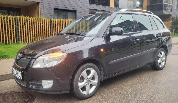 Black Skoda Fabia 2009 in Vilnius, with an engine capacity of 1.60 L and mileage of 196 thousand km for 3888 €, photo 3 on AUTOMOTO.COM.LV