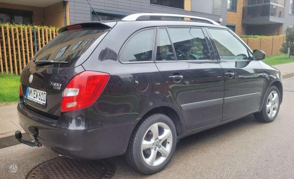 Black Skoda Fabia 2009 in Vilnius, with an engine capacity of 1.60 L and mileage of 196 thousand km for 3888 €, photo 5 on AUTOMOTO.COM.LV