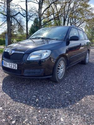Black Skoda Fabia 2010 in Cesis, with an engine capacity of 1.40 L and mileage of 318 thousand km for 1890 €, photo  on AUTOMOTO.COM.LV