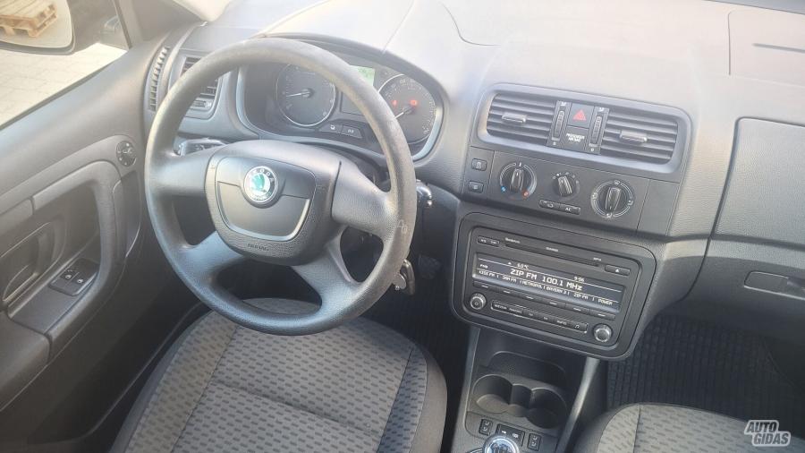Black Skoda Fabia 2011 in Vilnius, with an engine capacity of 1.40 L and mileage of 205 thousand km for 2888 €, photo 16 on AUTOMOTO.COM.LV