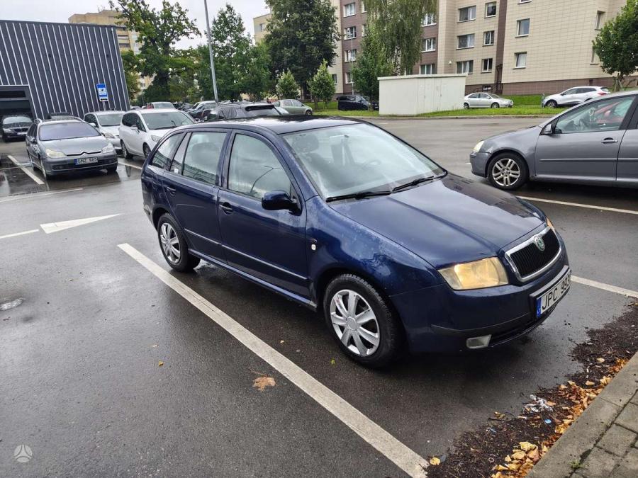 Zils Skoda Fabia 2001 Panevēža, ar dzinēja tilpumu 1.90 L un nobraukumu 330 tūkst. km par 650 €, foto 1 vietnē AUTOMOTO.COM.LV