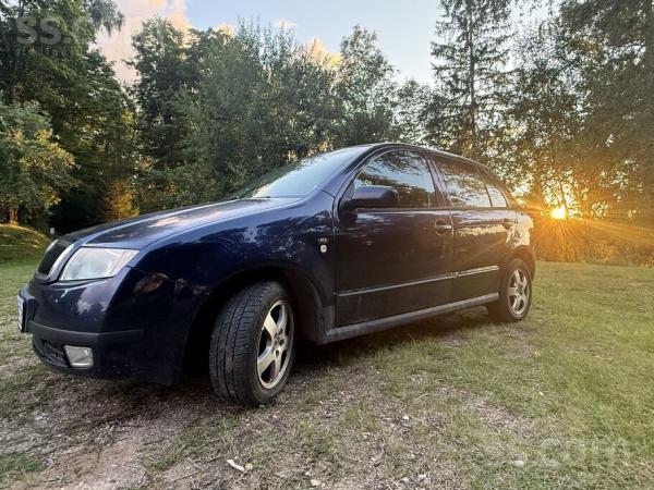 Zils Skoda Fabia 2003 Cēsis, ar dzinēja tilpumu 1.90 L un nobraukumu 258 tūkst. km par 1150 €, foto 1 vietnē AUTOMOTO.COM.LV