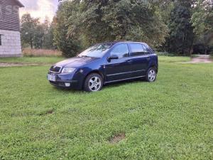 Zils Skoda Fabia 2003 Rīga, ar dzinēja tilpumu 1.90 L un nobraukumu 270 tūkst. km par 900 €, foto  vietnē AUTOMOTO.COM.LV