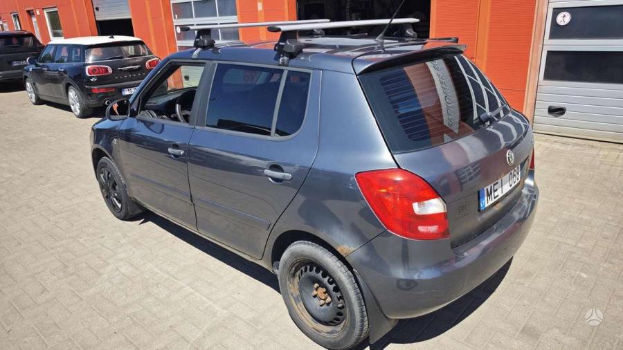 Blue Skoda Fabia 2007 in Vilnius, with an engine capacity of 1.39 L and mileage of 368 thousand km for 999 €, photo 5 on AUTOMOTO.COM.LV