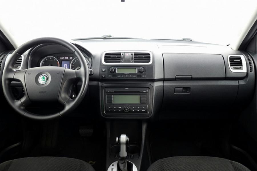 Blue Skoda Fabia 2008 in Tallinn, with an engine capacity of 1.60 L and mileage of 213 thousand km for 2499 €, photo 6 on AUTOMOTO.COM.LV