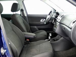 Blue Skoda Fabia 2008 in Tallinn, with an engine capacity of 1.60 L and mileage of 213 thousand km for 2499 €, photo 7 on AUTOMOTO.COM.LV