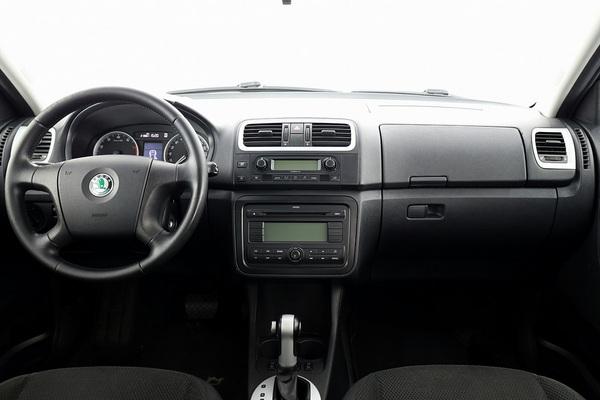 Blue Skoda Fabia 2008 in Tallinn, with an engine capacity of 1.60 L and mileage of 213 thousand km for 2499 €, photo 6 on AUTOMOTO.COM.LV