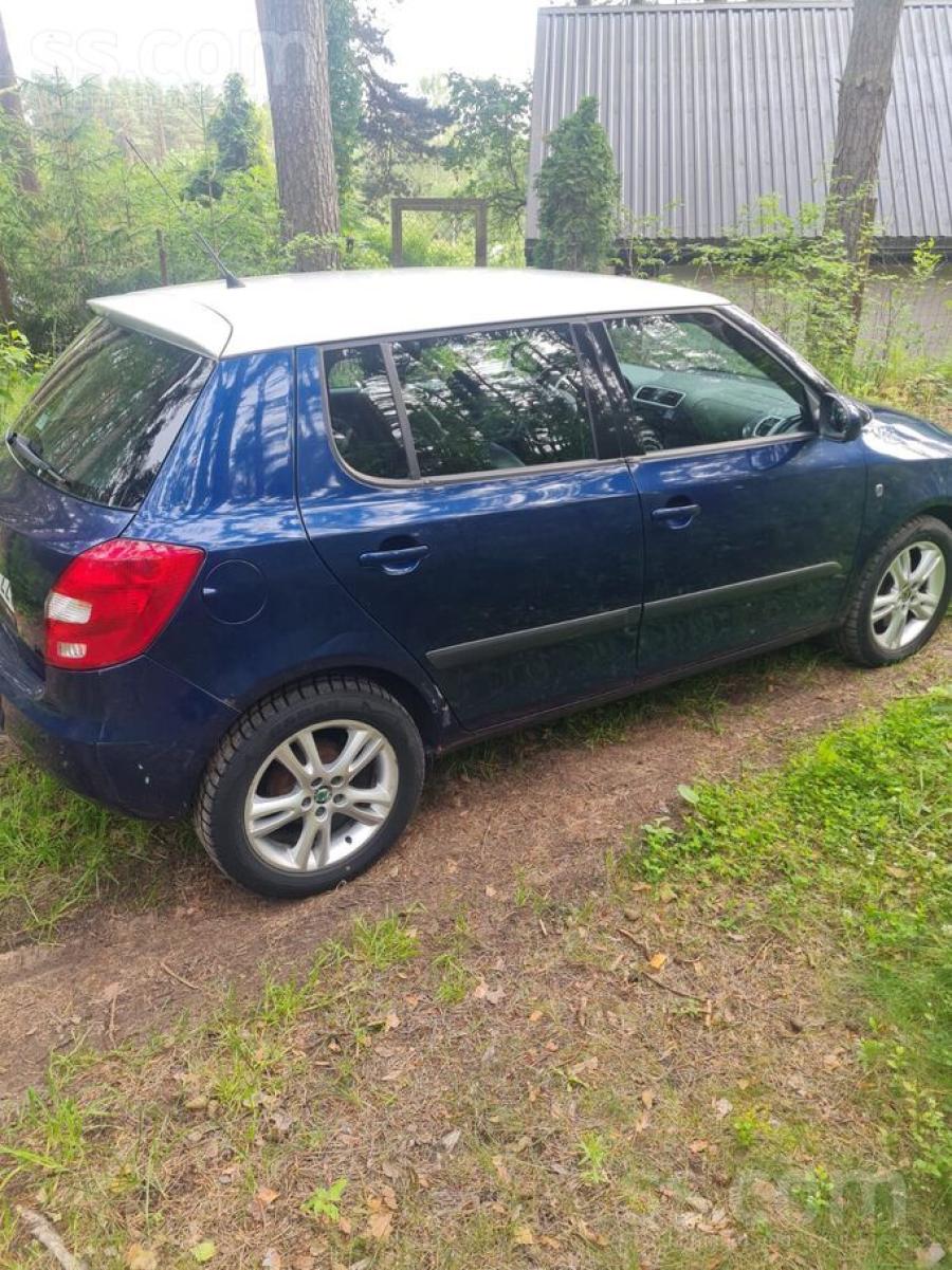 Zils Skoda Fabia 2009 Rīga, ar dzinēja tilpumu 1.90 L un nobraukumu 318 tūkst. km par 2800 €, foto 2 vietnē AUTOMOTO.COM.LV