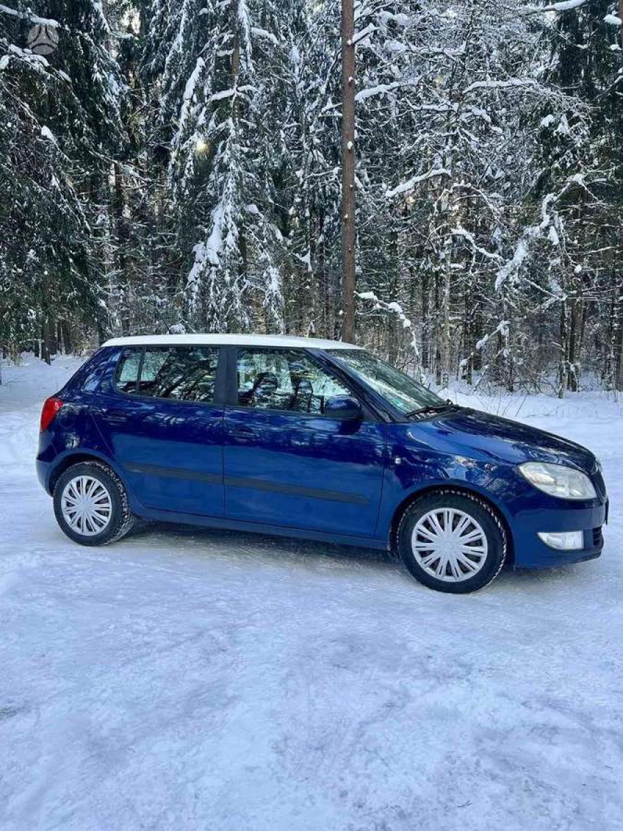 Blue Skoda Fabia 2010 in Kaunas, with an engine capacity of 1.20 L and mileage of 375 thousand km for 3199 €, photo 4 on AUTOMOTO.COM.LV