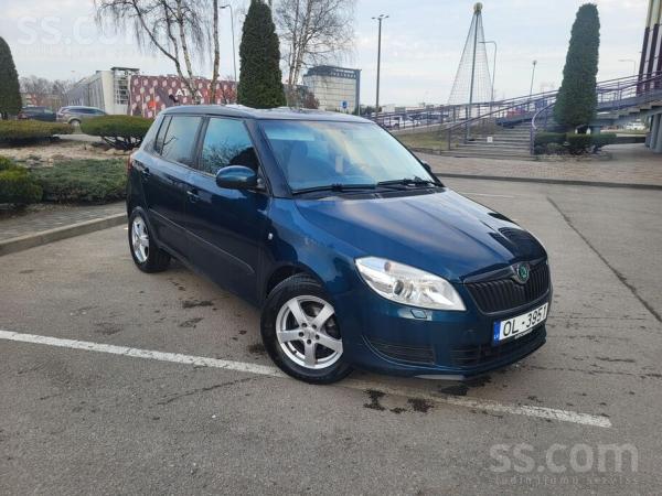 Zils Skoda Fabia 2012 Rīga, ar dzinēja tilpumu 1.60 L un nobraukumu 245 tūkst. km par 3400 €, foto 1 vietnē AUTOMOTO.COM.LV