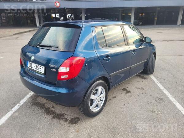 Zils Skoda Fabia 2012 Rīga, ar dzinēja tilpumu 1.60 L un nobraukumu 245 tūkst. km par 3400 €, foto 3 vietnē AUTOMOTO.COM.LV