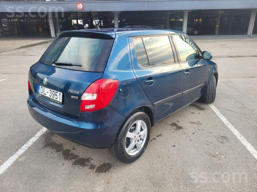 Zils Skoda Fabia 2012 Rīga, ar dzinēja tilpumu 1.60 L un nobraukumu 245 tūkst. km par 3400 €, foto 4 vietnē AUTOMOTO.COM.LV