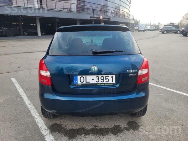 Zils Skoda Fabia 2012 Rīga, ar dzinēja tilpumu 1.60 L un nobraukumu 245 tūkst. km par 3400 €, foto 4 vietnē AUTOMOTO.COM.LV